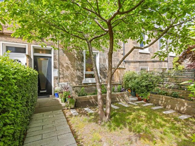3 bedroom flat for sale
