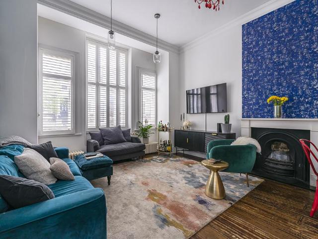 3 bedroom flat for sale