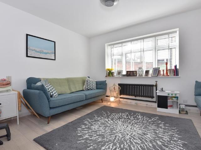3 bedroom flat for sale