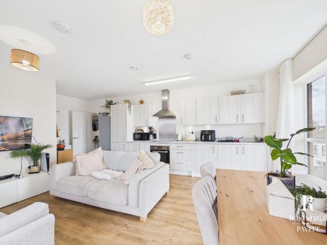 3 bedroom flat for sale