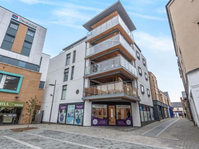 3 bedroom flat for sale