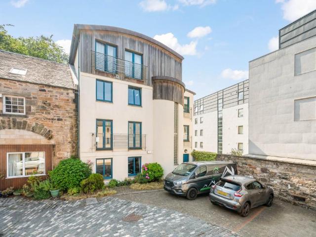 3 bedroom flat for sale