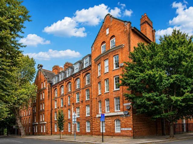 3 bedroom flat for sale