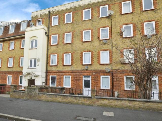 3 bedroom flat for sale