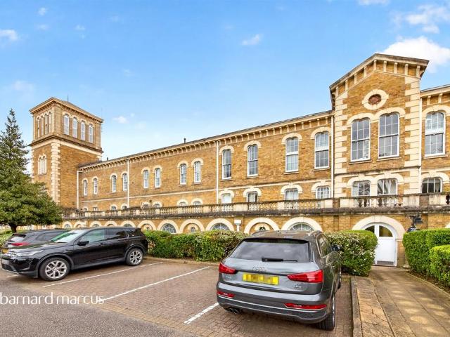 3 bedroom flat for sale