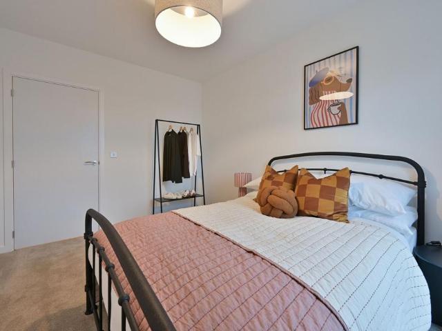 3 bedroom flat for sale