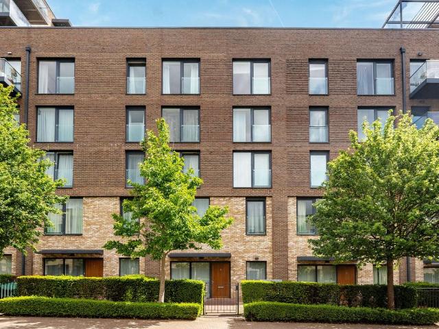 3 bedroom flat for sale