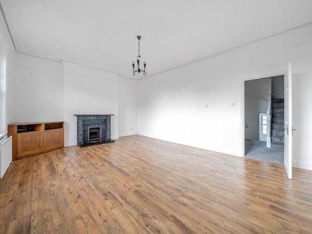3 bedroom flat for sale