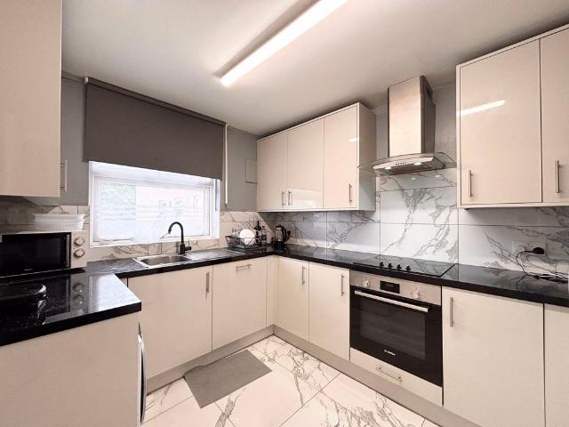 3 bedroom flat for sale