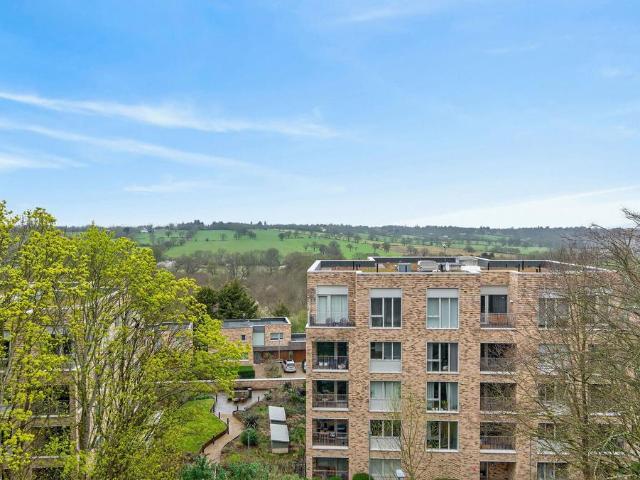 3 bedroom flat for sale