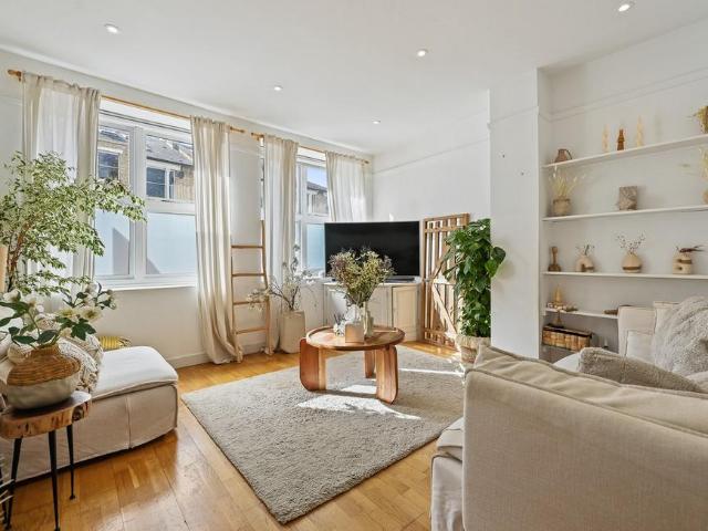3 bedroom flat for sale