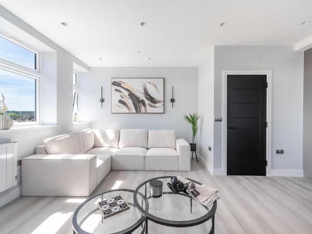 3 bedroom flat for sale