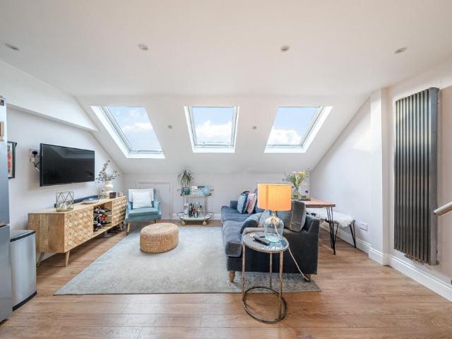 3 bedroom flat for sale
