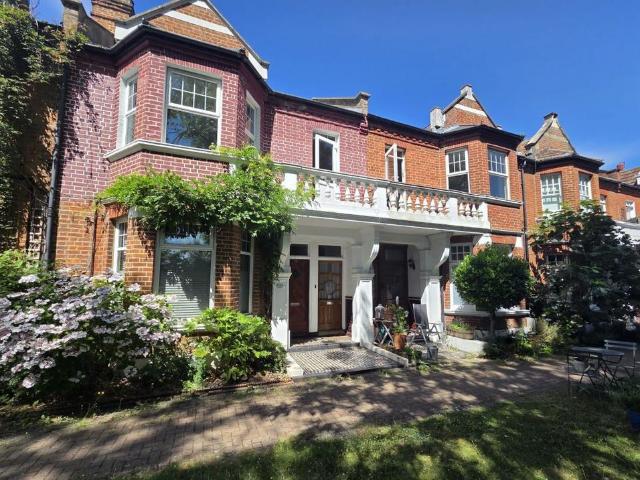 3 bedroom flat for sale