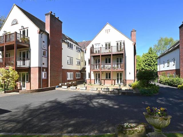 3 bedroom flat for sale