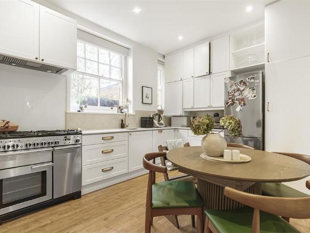 3 bedroom flat for sale