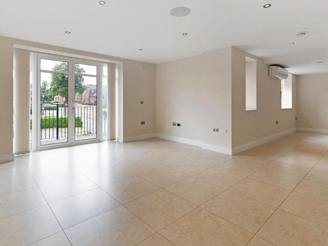 3 bedroom flat for sale