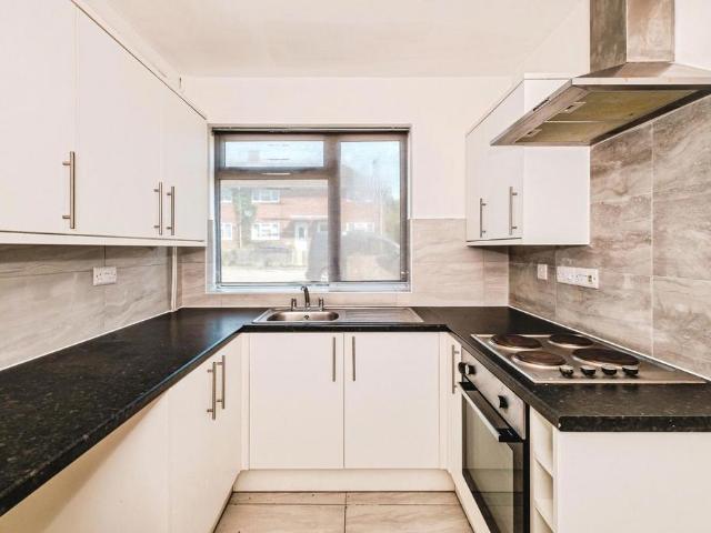 3 bedroom flat for sale