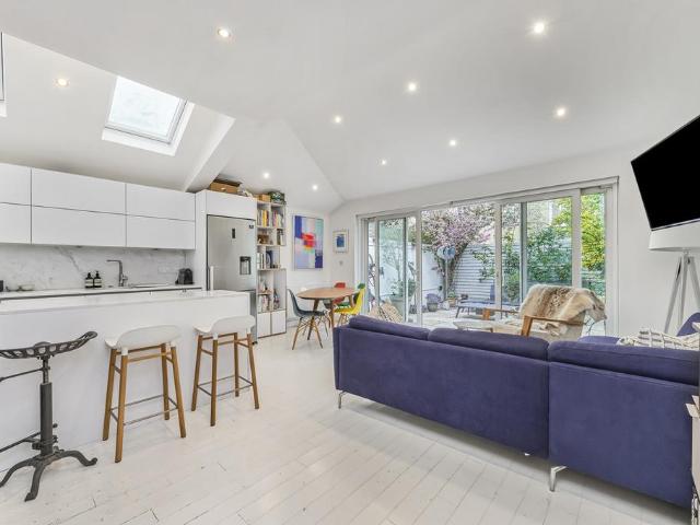 3 bedroom flat for sale