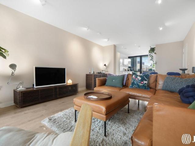 3 bedroom flat for sale