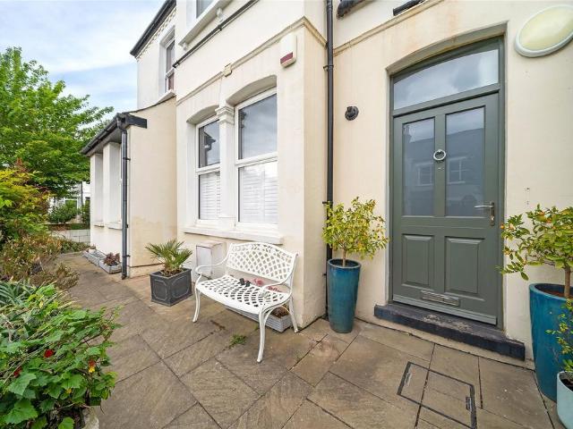 3 bedroom flat for sale