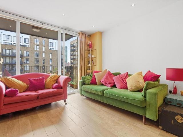 3 bedroom flat for sale