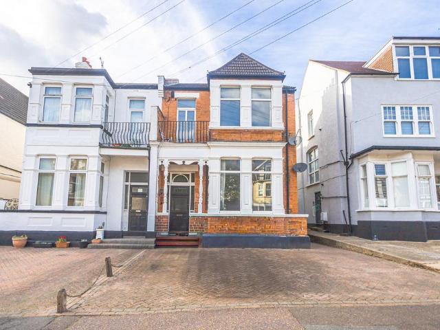3 bedroom flat for sale