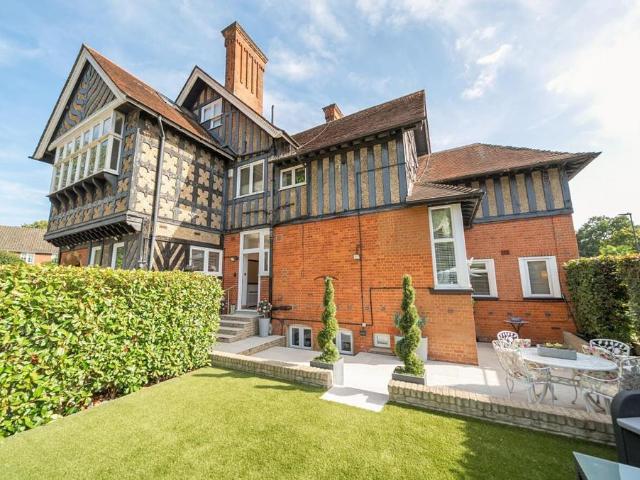 3 bedroom flat for sale