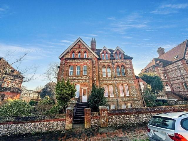 3 bedroom flat for sale