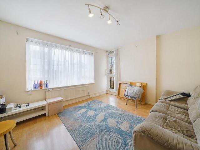 3 bedroom flat for sale