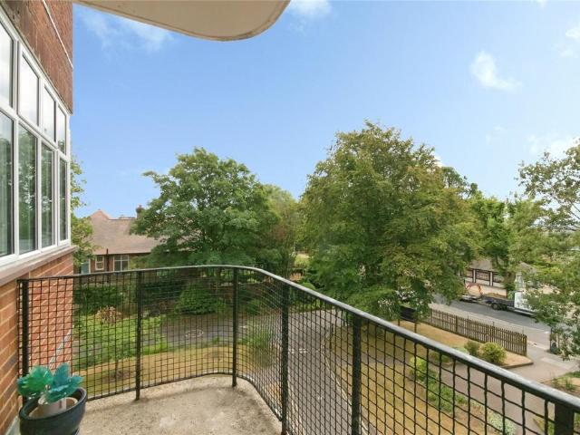3 bedroom flat for sale