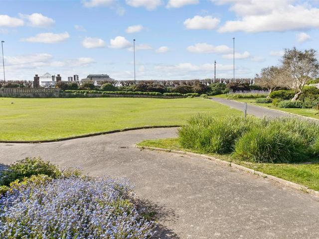 3 bedroom flat for sale