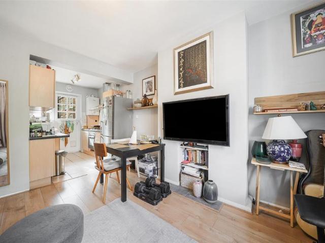 3 bedroom flat for sale