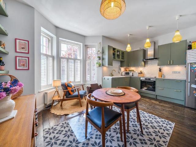 3 bedroom flat for sale