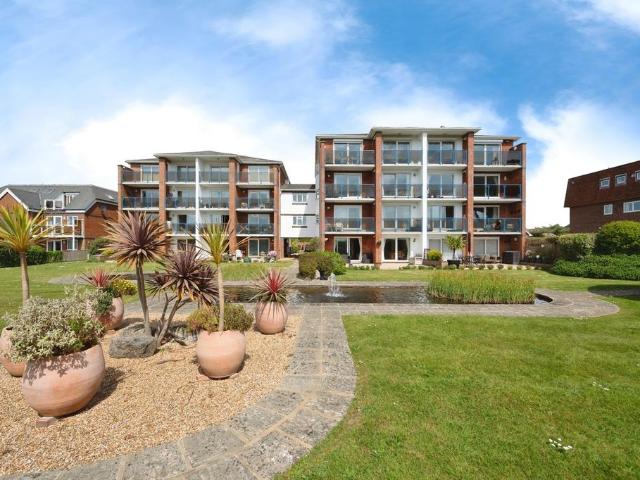 3 bedroom flat for sale