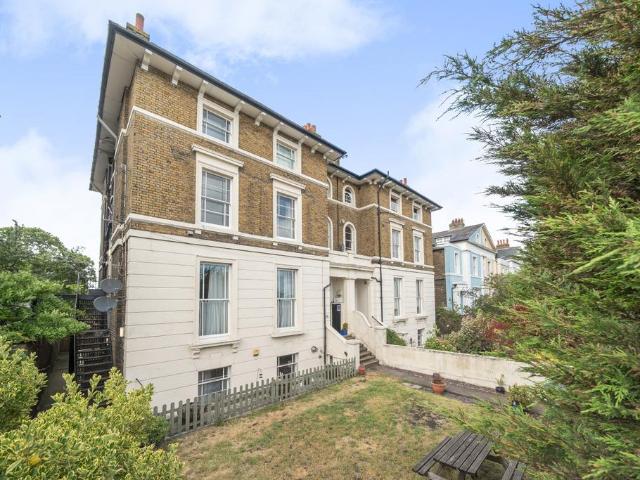 3 bedroom flat for sale