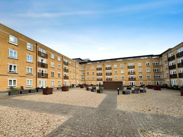 3 bedroom flat for sale
