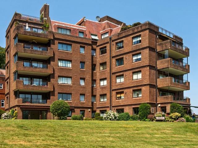 3 bedroom flat for sale