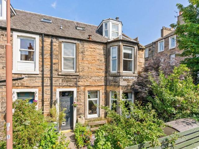 3 bedroom flat for sale