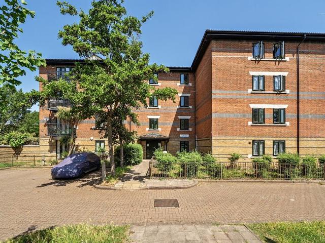 3 bedroom flat for sale
