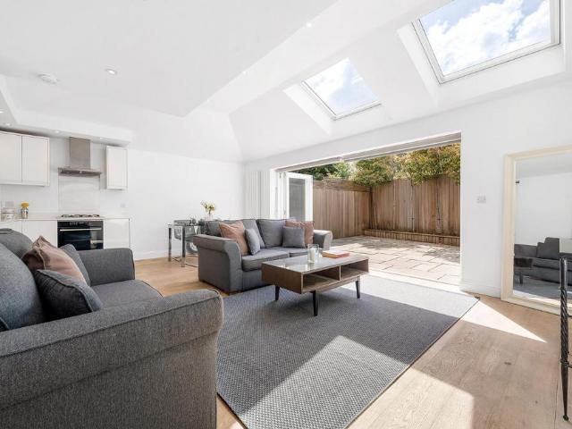 3 bedroom flat for sale