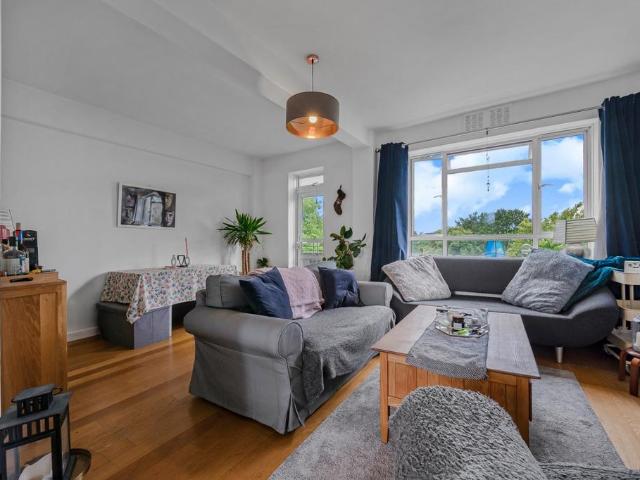 3 bedroom flat for sale
