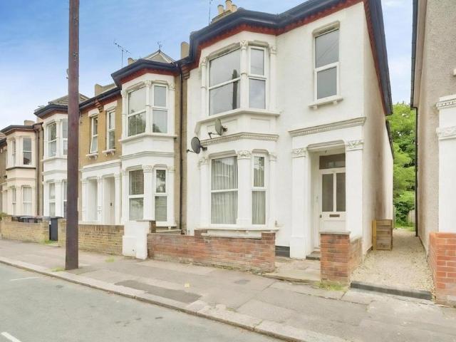 3 bedroom flat for sale
