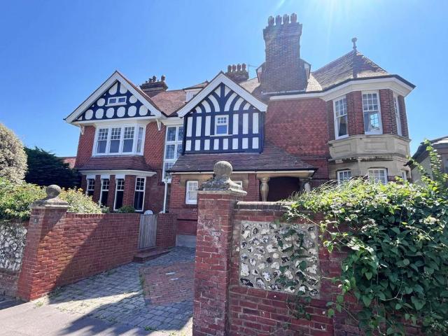 3 bedroom flat for sale