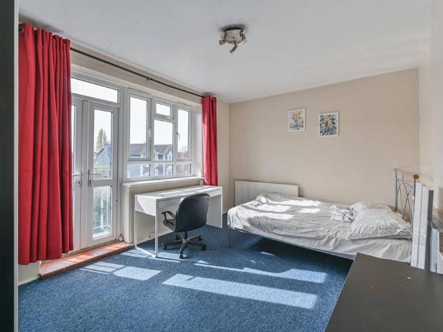 3 bedroom flat for sale