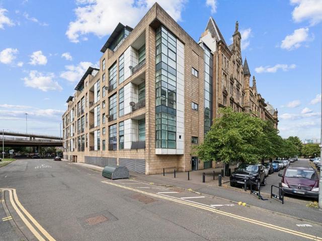 3 bedroom flat for sale