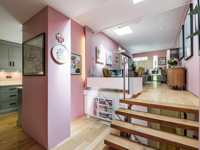 3 bedroom maisonette for sale