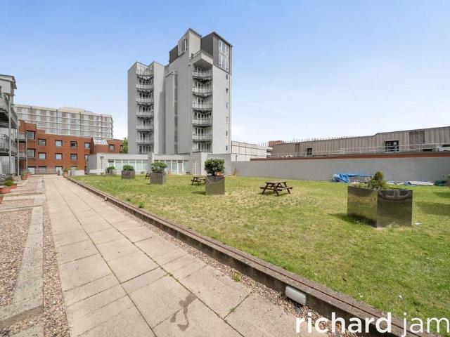 3 bedroom flat for sale