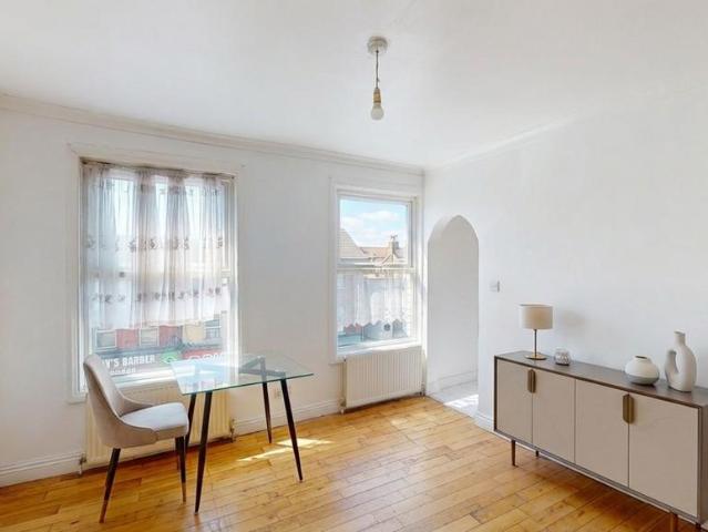 3 bedroom flat for sale
