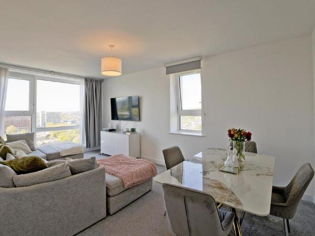 3 bedroom flat for sale